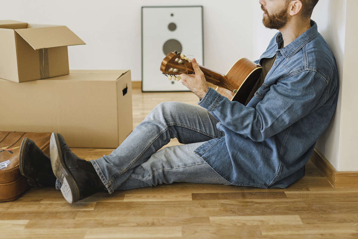 The Best Way to Break in a New Set of Strings - GHS Strings